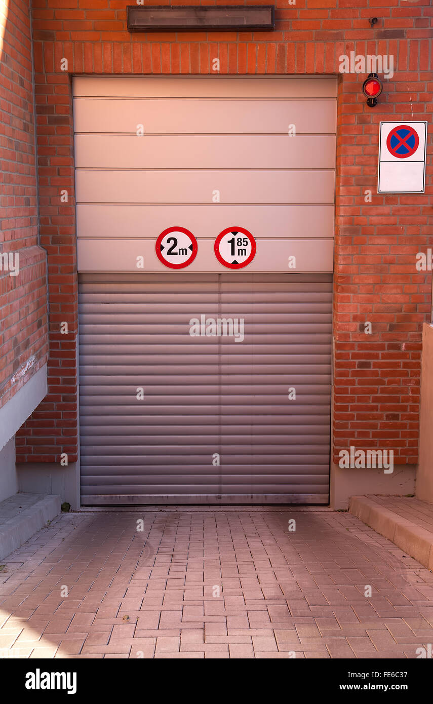 Garage closed sign hi-res stock photography and images - Alamy