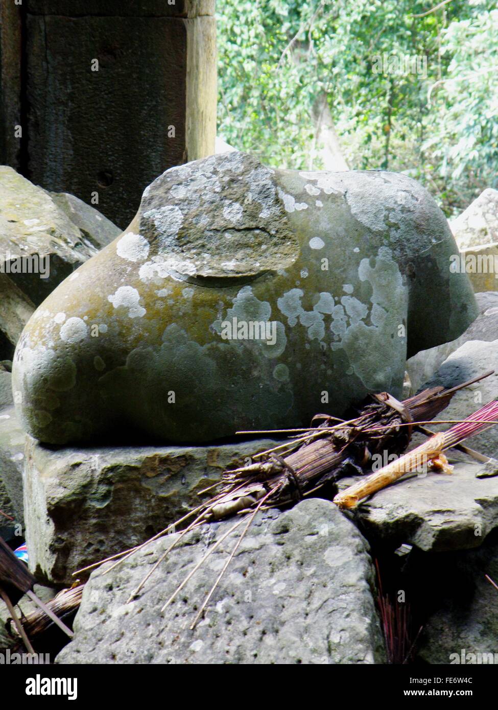 Broken temple hi-res stock photography and images - Alamy