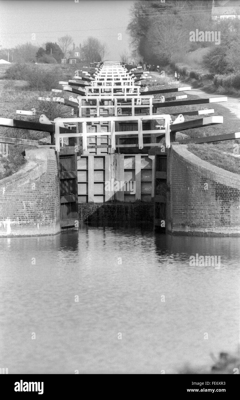 Caen Hill locks on the Kennet and Avon Canal at Devizes in England ...