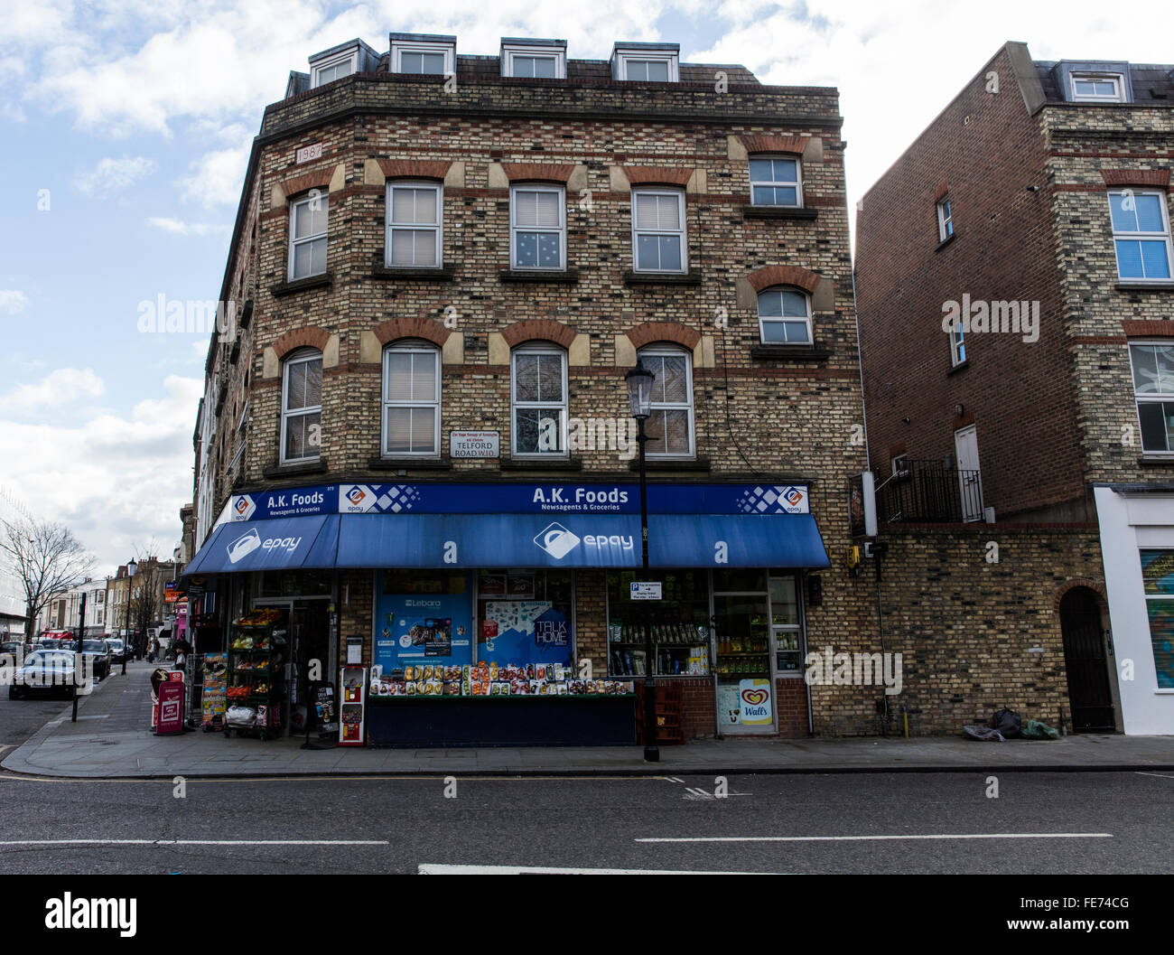 Grocers shop convenience store in London's Portobello Road in London ...