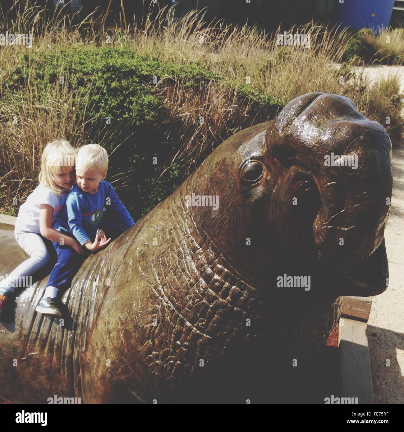 Sculpture two people sitting hi-res stock photography and images - Alamy
