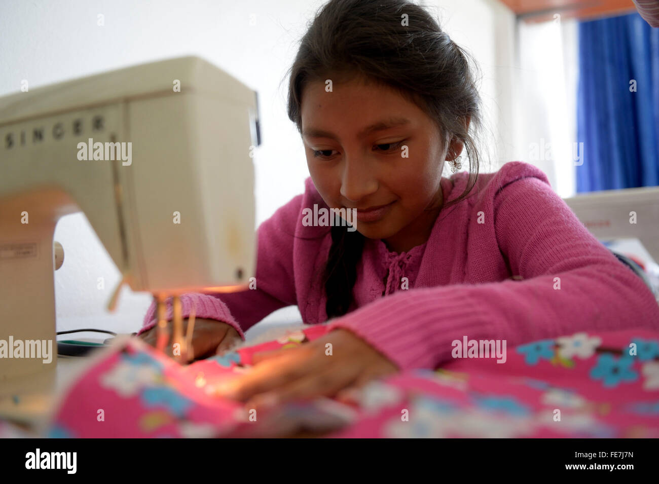 Girl using sewing machine, tailoring, vocational training, Creciendo ...