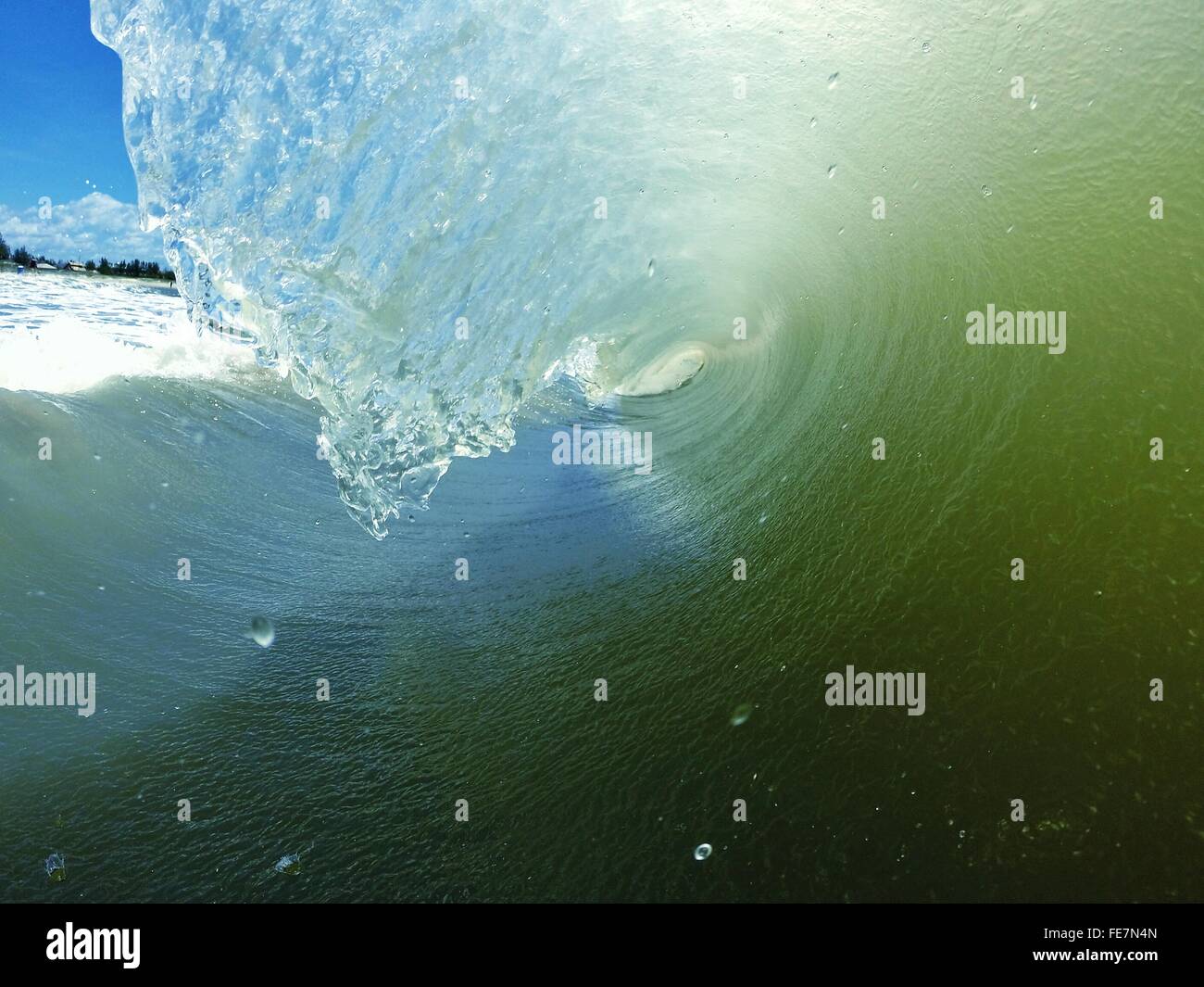 Crash wave hi-res stock photography and images - Alamy