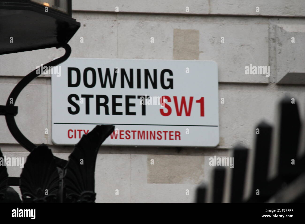 10 downing street sign fence hi-res stock photography and images - Alamy