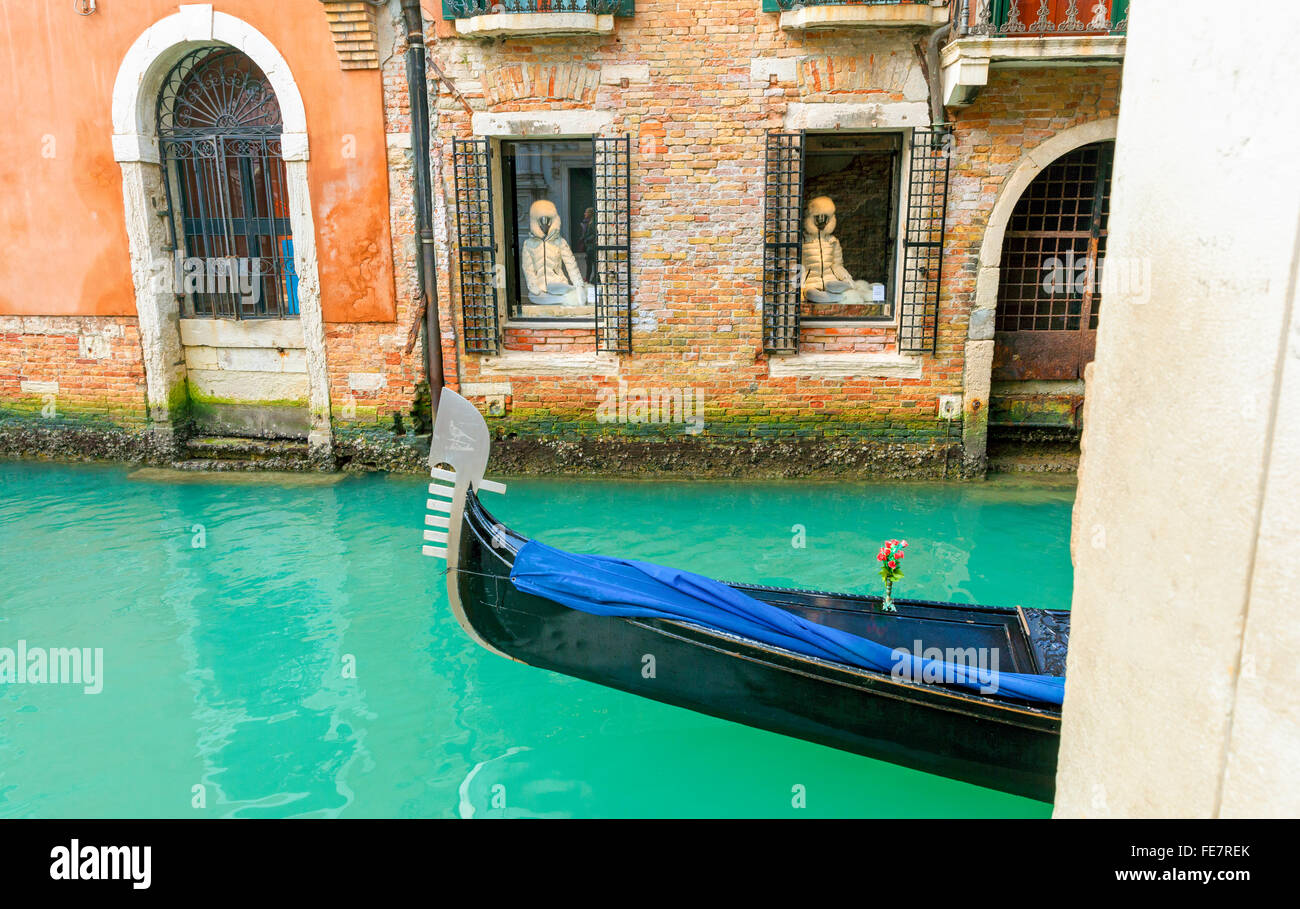 The tip of a gondola as it sails passed a shop window Stock Photo - Alamy