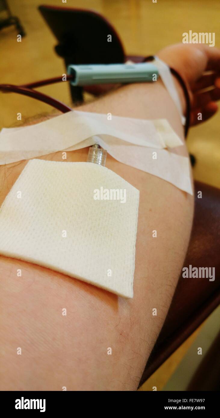 Man giving blood hi-res stock photography and images - Alamy