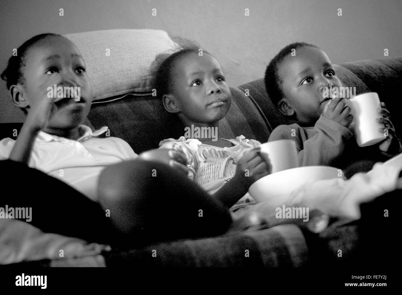 Siblings watching television hi-res stock photography and images - Alamy