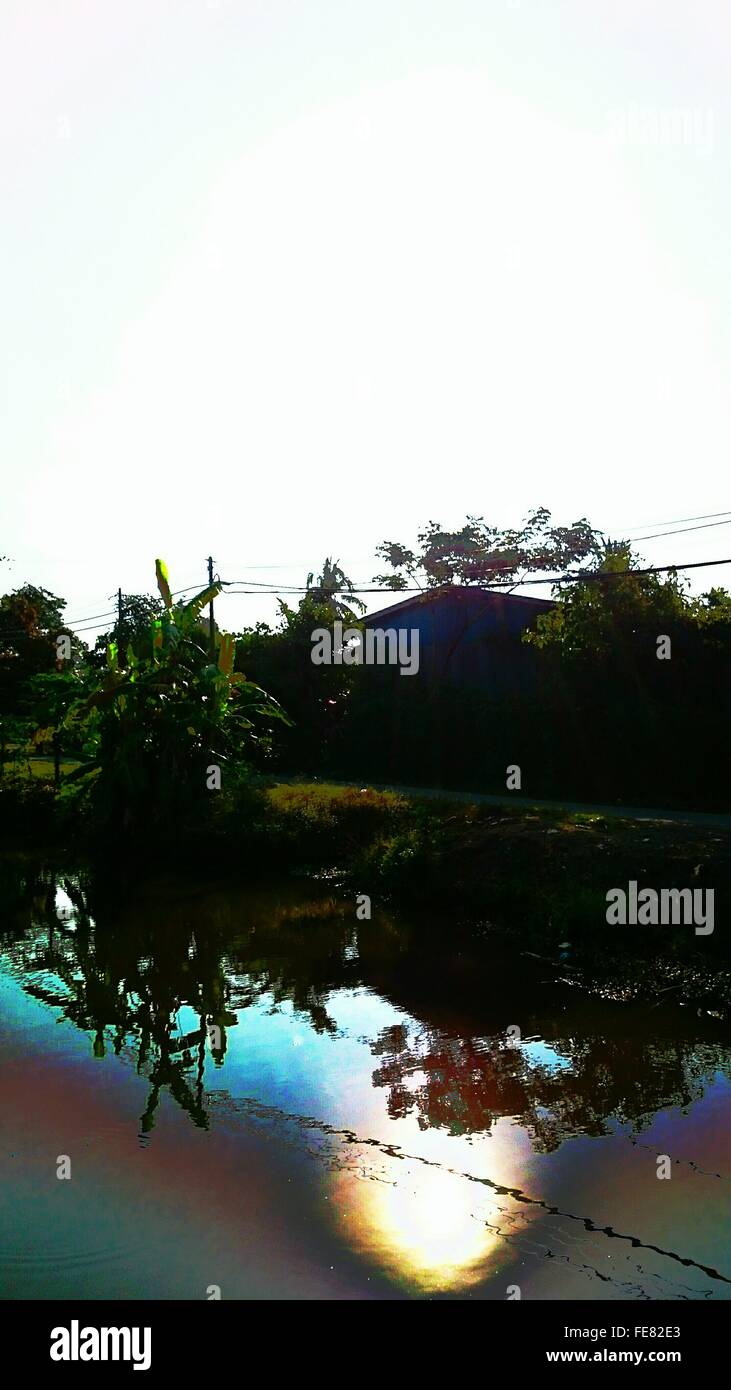 Sun reflection building people hi-res stock photography and images - Alamy