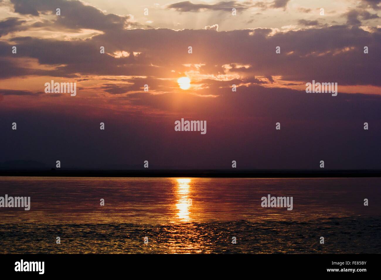 Sun setting over sea hi-res stock photography and images - Alamy