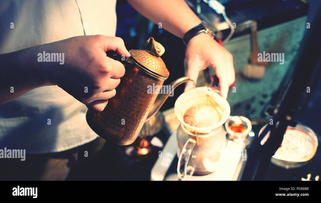 Pouring tea pot hi-res stock photography and images - Alamy