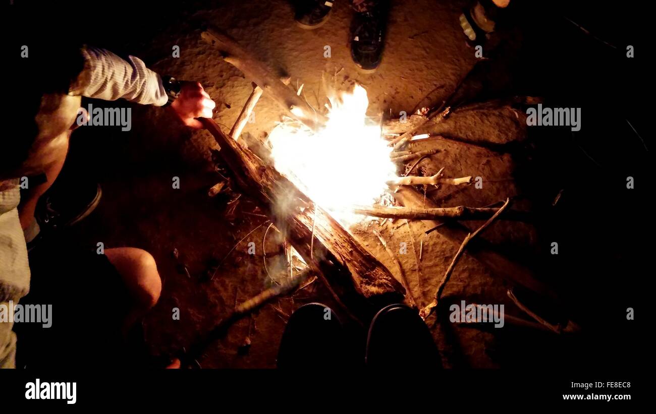 Men around the fire at night hi-res stock photography and images - Alamy