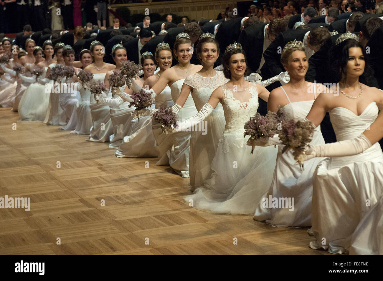 Vienna, Austria. 4th Feb, 2016. Debutants attend the Opera Ball at the ...