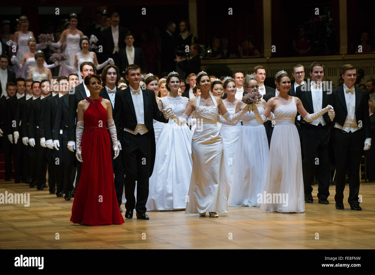 Vienna, Austria. 4th Feb, 2016. Debutants attend the Opera Ball at the ...