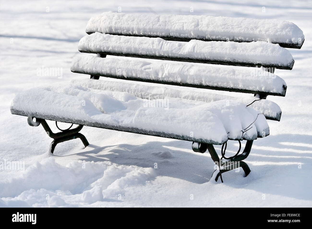 Empty park bench in winter hi-res stock photography and images - Alamy