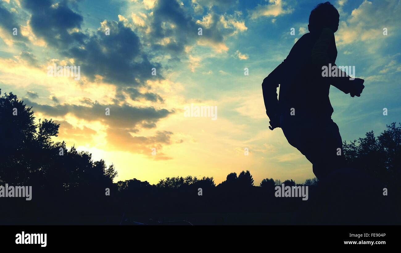 Man running side view hi-res stock photography and images - Alamy