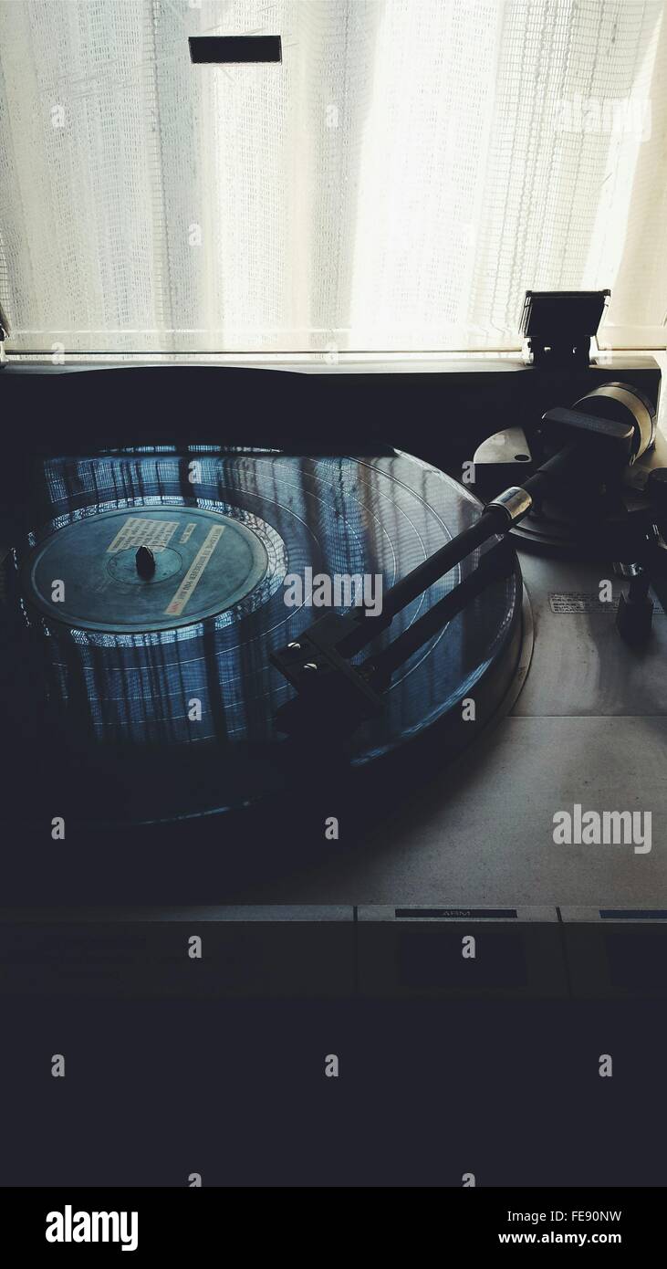 Record spinning turntable hi-res stock photography and images - Alamy