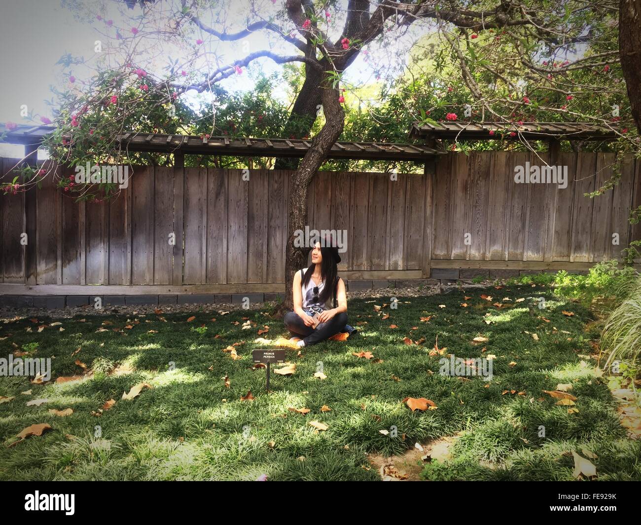 Woman in garden hat hi-res stock photography and images - Alamy