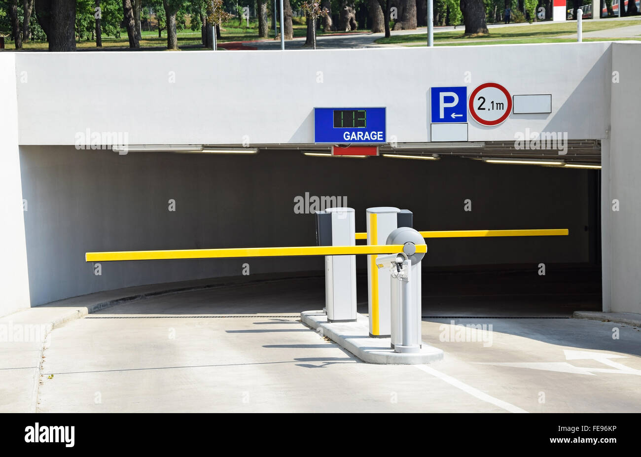 Garage height sign hi-res stock photography and images - Alamy