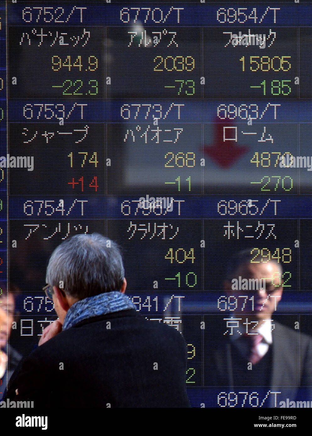 Tokyo, Japan. 5th Feb, 2016. Japanese stocks take a dive on the Tokyo ...