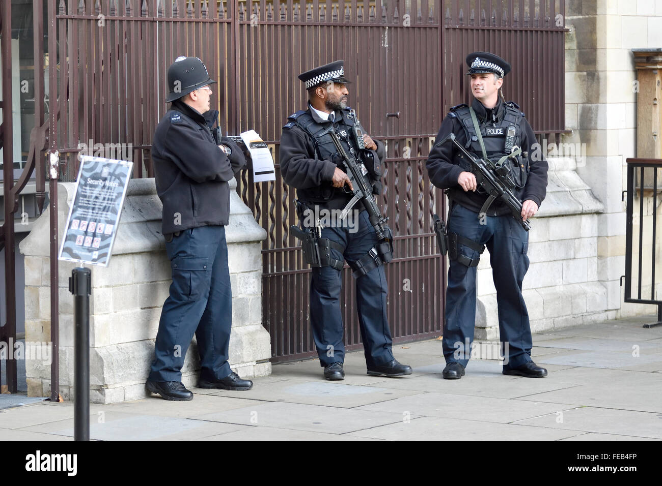 Armed police uk hi-res stock photography and images - Alamy