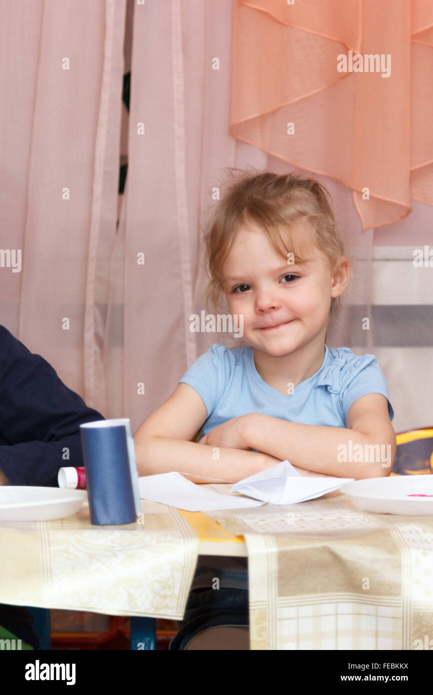 little girl sitting at a school desk Stock Photo - Alamy