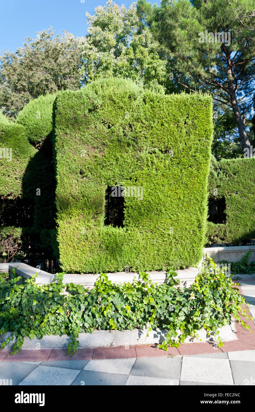 Opening in hedge hi-res stock photography and images - Alamy