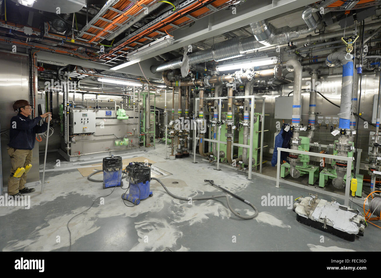 Emden, Germany. 5th Feb, 2016. A staff member of shipyard 'Emder Werft ...