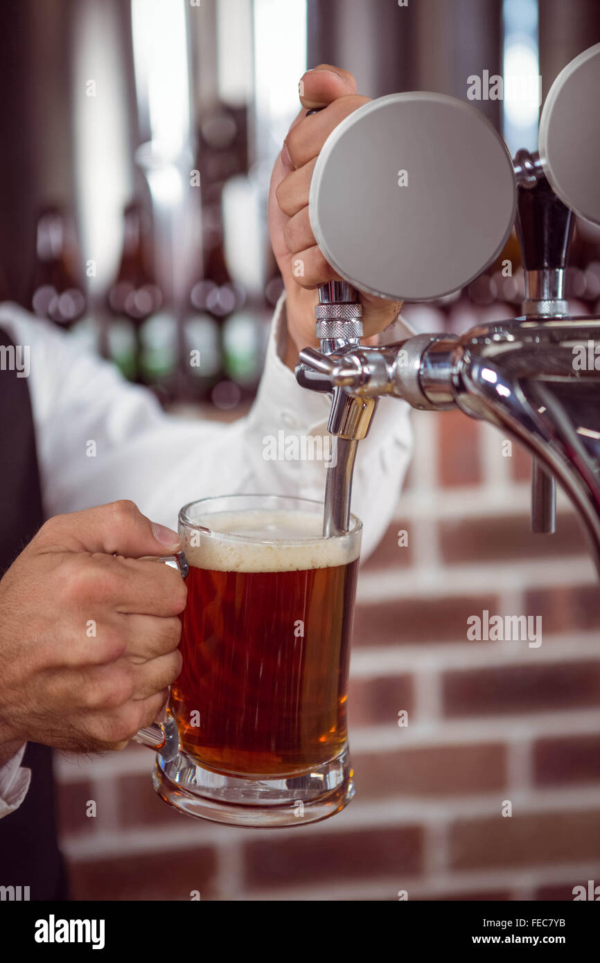 Barman pulling a pint of beer Stock Photo - Alamy
