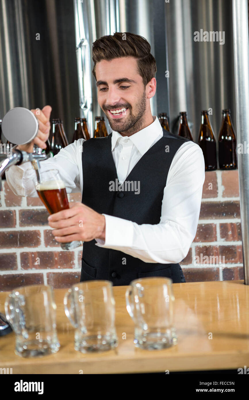 Pouring a pint hi-res stock photography and images - Alamy