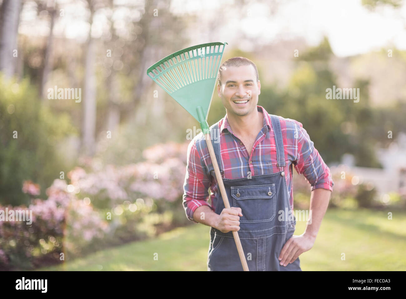 Man raking leaves hi-res stock photography and images - Alamy