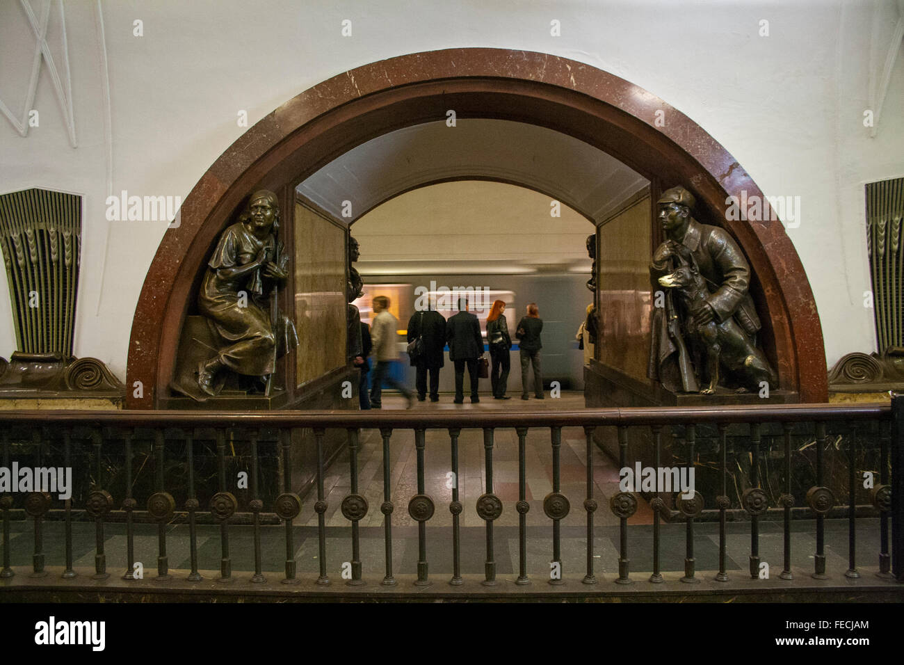Ploshchad Revolyutsii (Revolution Square) metro station platform ...