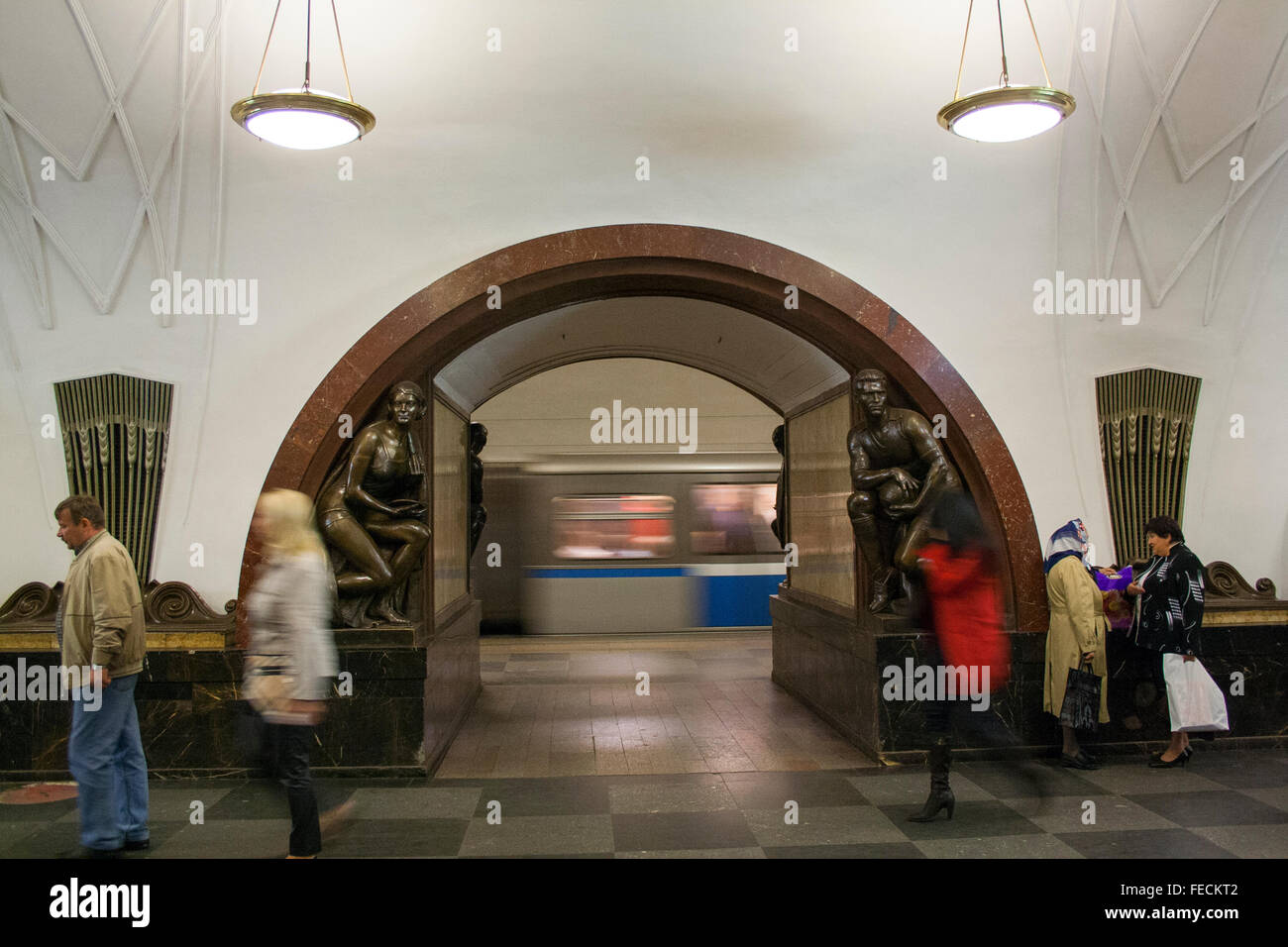 Ploshchad Revolyutsii (Revolution Square) metro station platform ...