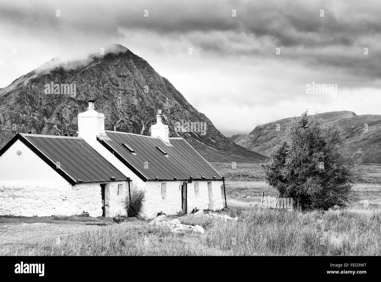 Uk scenic cottage Black and White Stock Photos & Images - Alamy