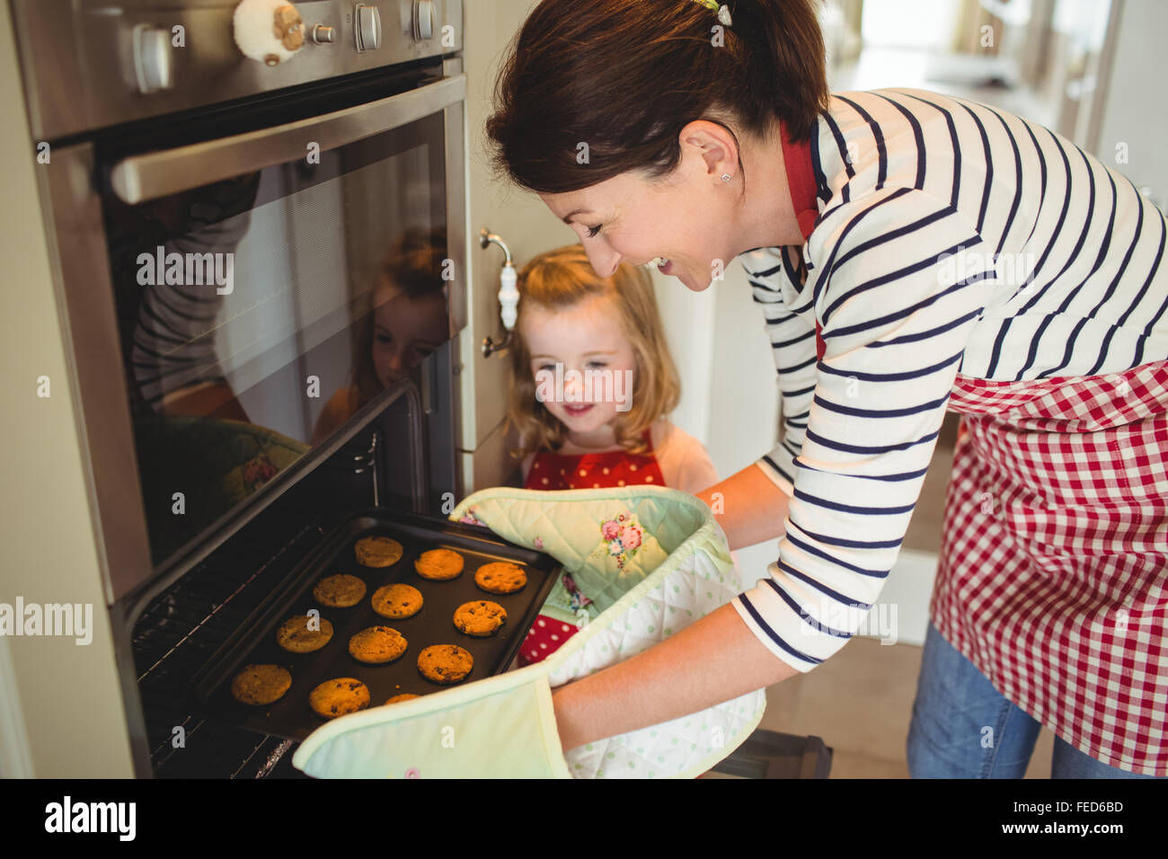 Mother and daughter baking cookies Stock Photo - Alamy