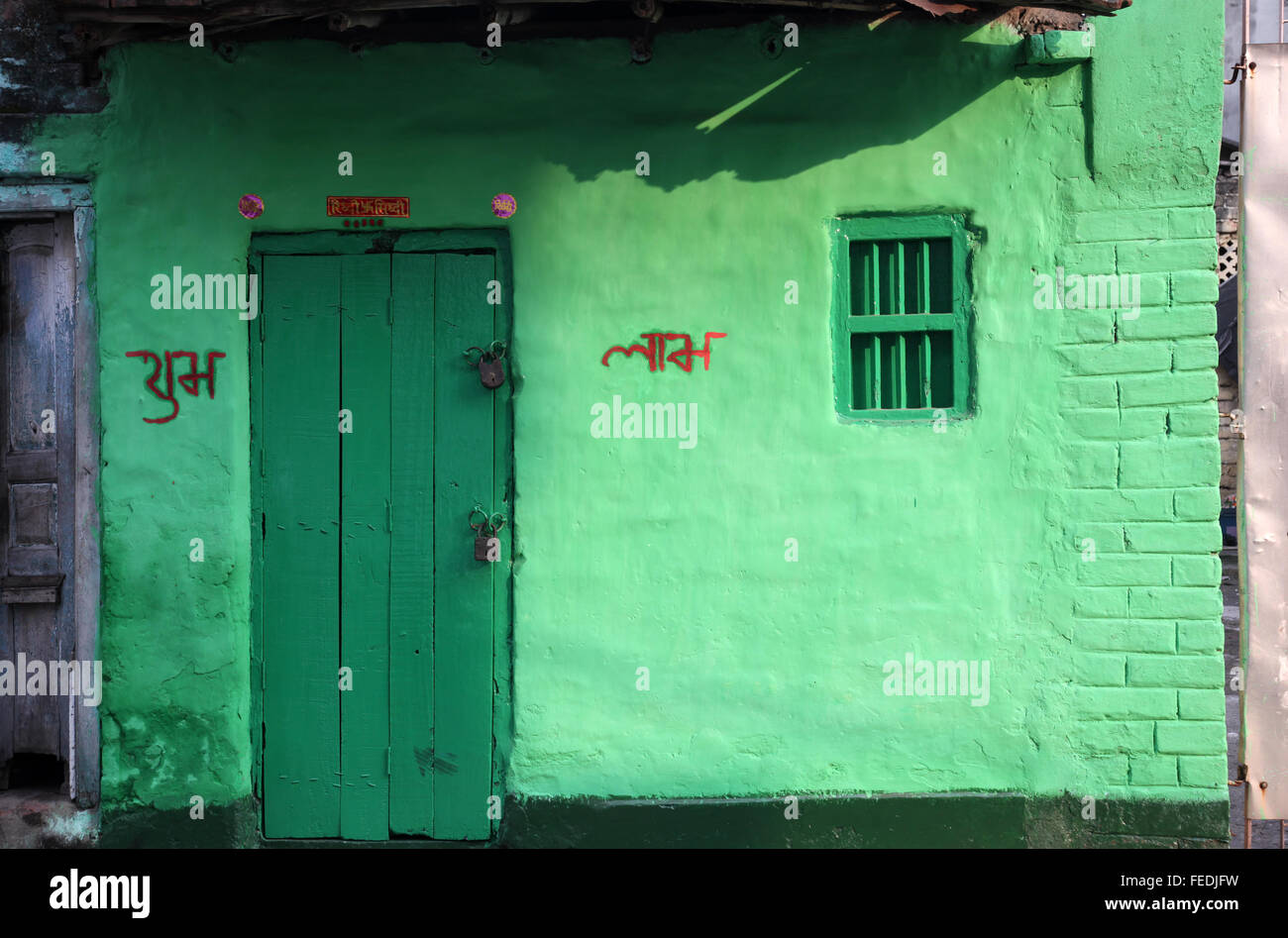 Colorful Indian house. Bright green building in Kolkata, West Bengal ...