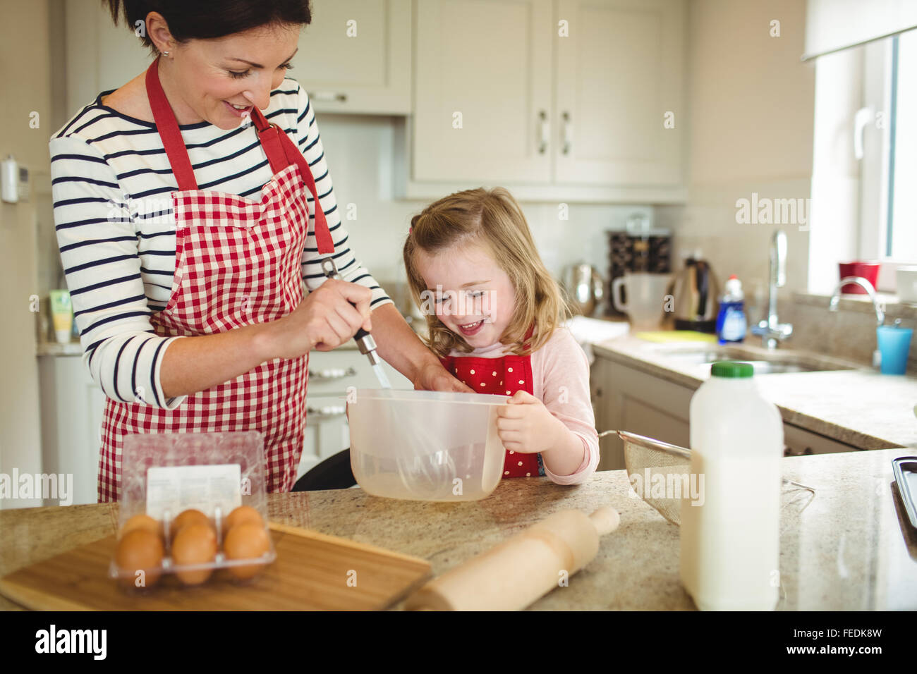 Mother and daughter baking cookies Stock Photo - Alamy