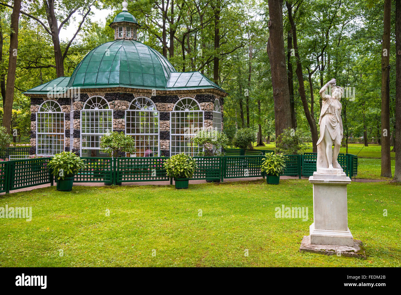 Gardens of the Peterhof Palace, Petergof, Saint Petersburg, Russia ...