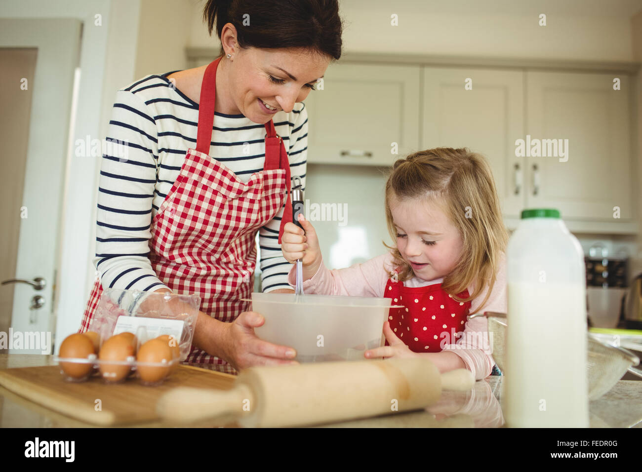 Mother and daughter baking cookies Stock Photo - Alamy