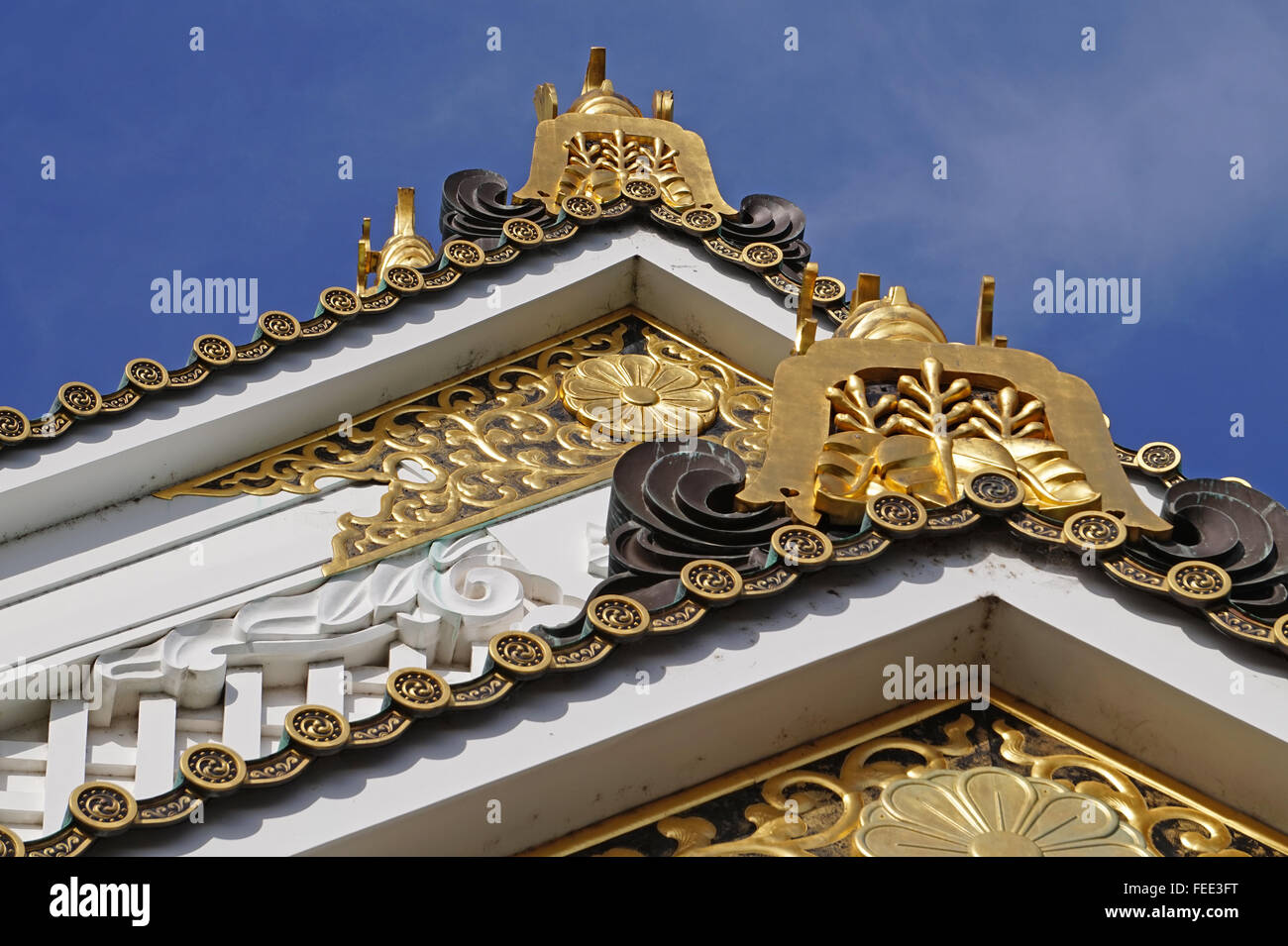 Japanese castle roof decoration hi-res stock photography and images - Alamy