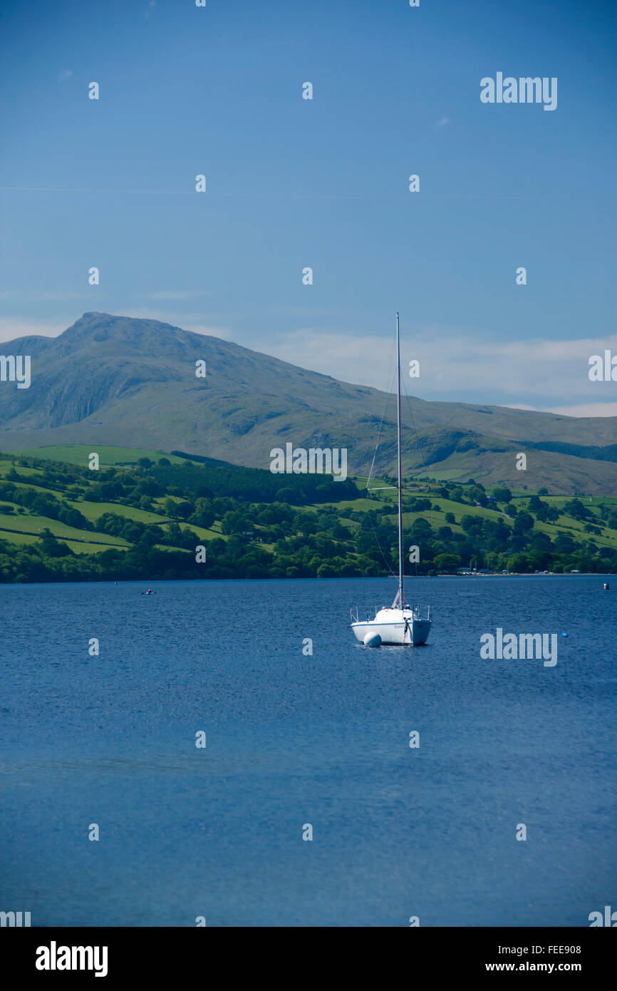 Bala Lake Llyn Tegid Boat on lake with Aran Fawddwy mpuntain in ...