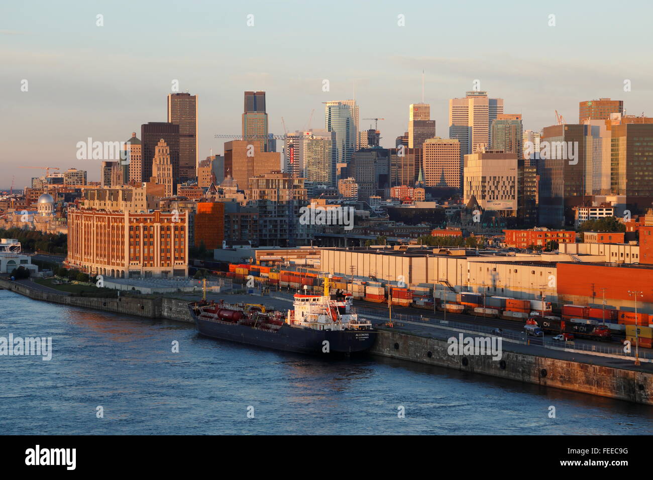 Old harbour montreal hi-res stock photography and images - Alamy