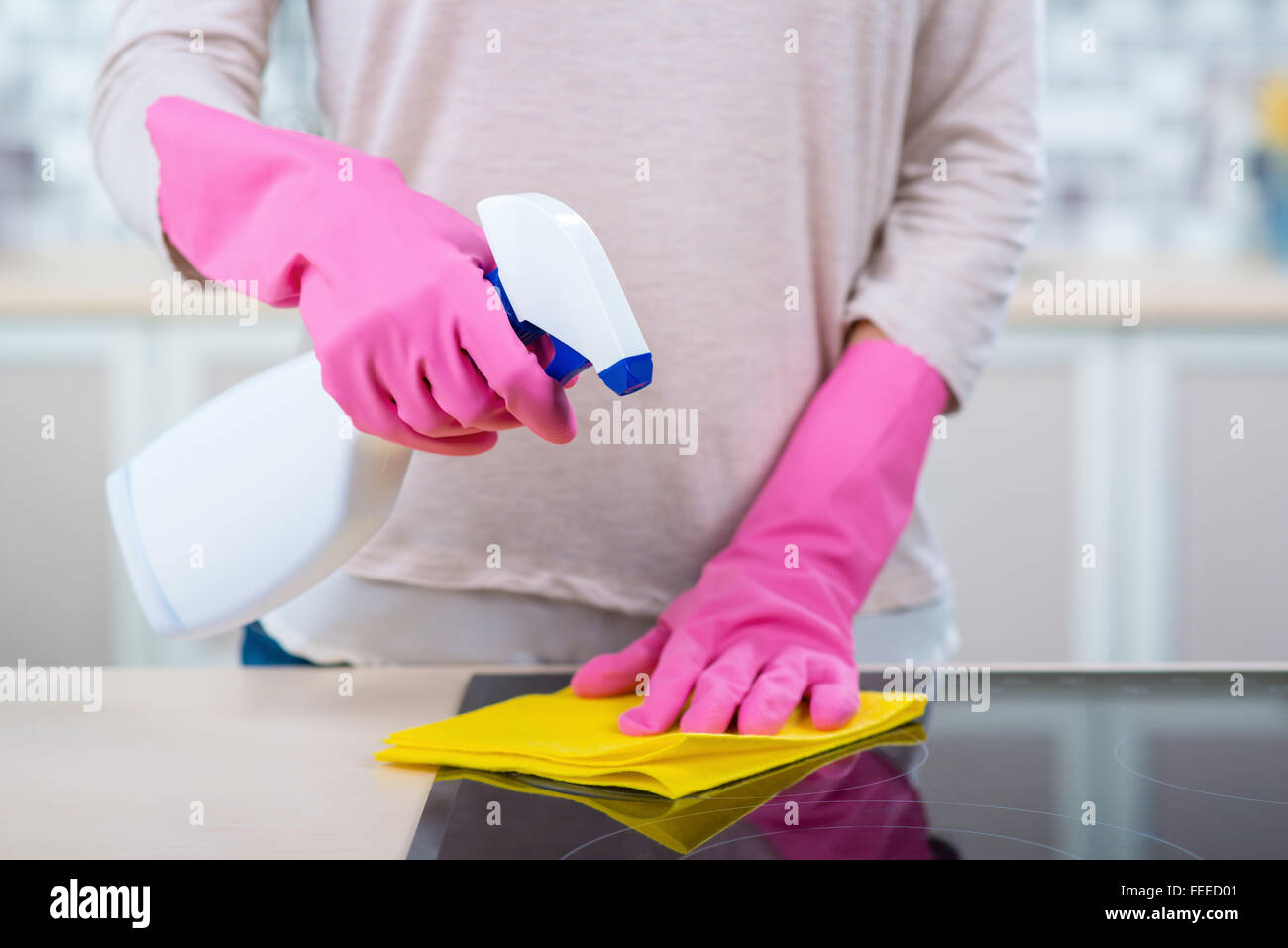 Little girl cleaning the kitchen Stock Photo - Alamy