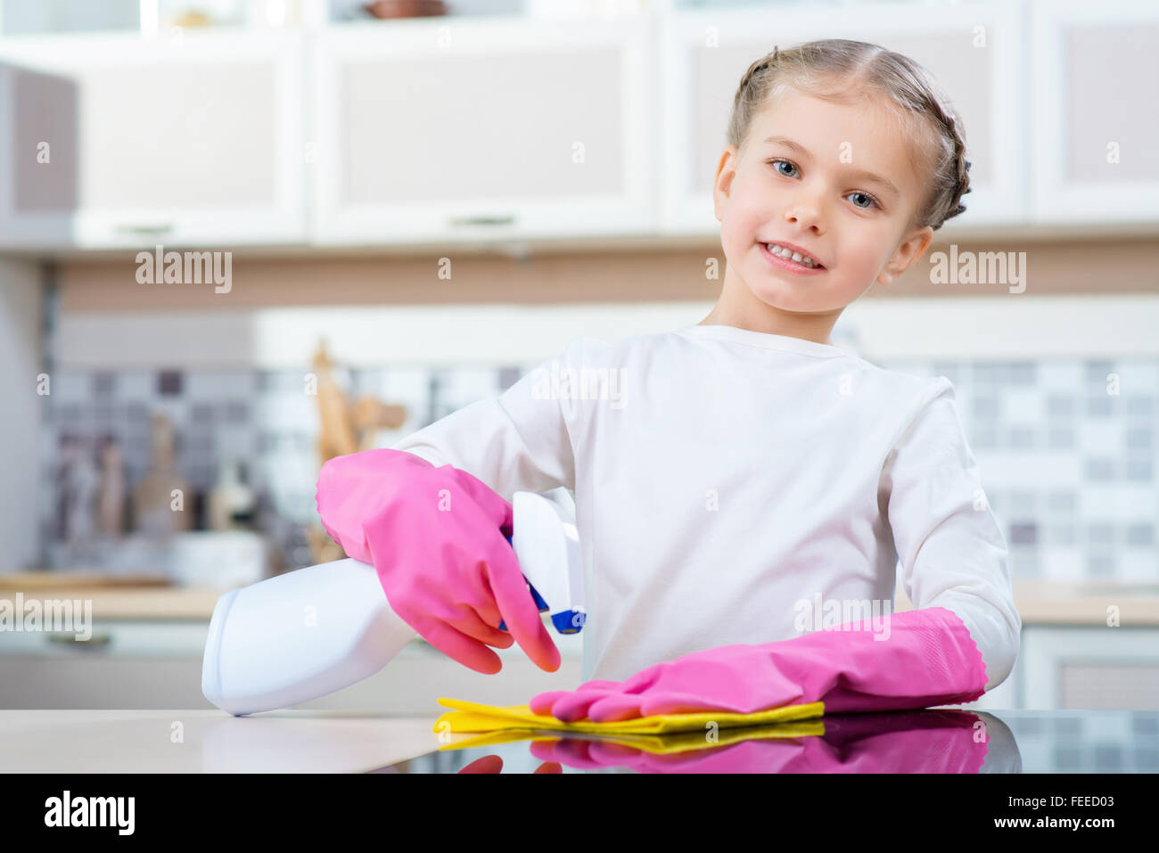 Little girl cleaning the kitchen Stock Photo - Alamy