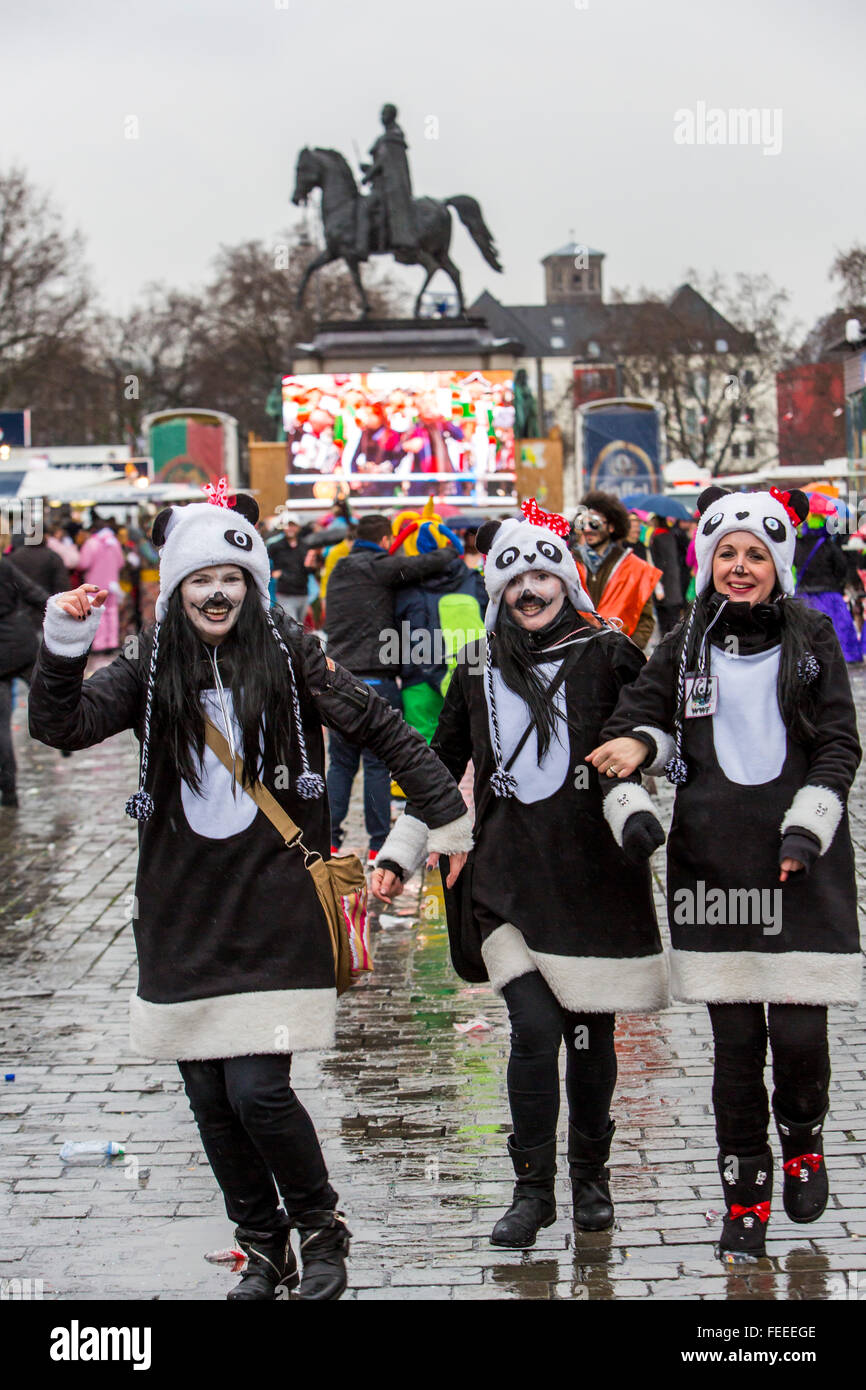 Street carnival party at shrove Thursday in Cologne, Germany Stock ...