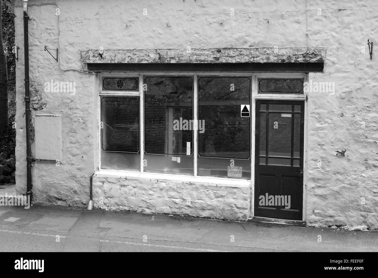 run-down-and-empty-shop-or-caf-in-rural-somerset-england-stock-photo