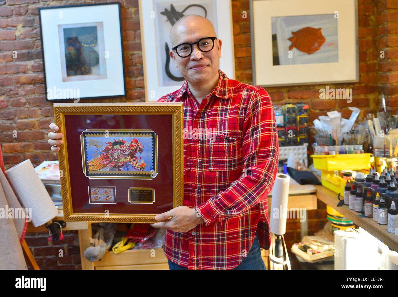 (160205) -- NEW YORK, Feb. 5, 2016 (Xinhua) -- Kam Mak shows the Year ...