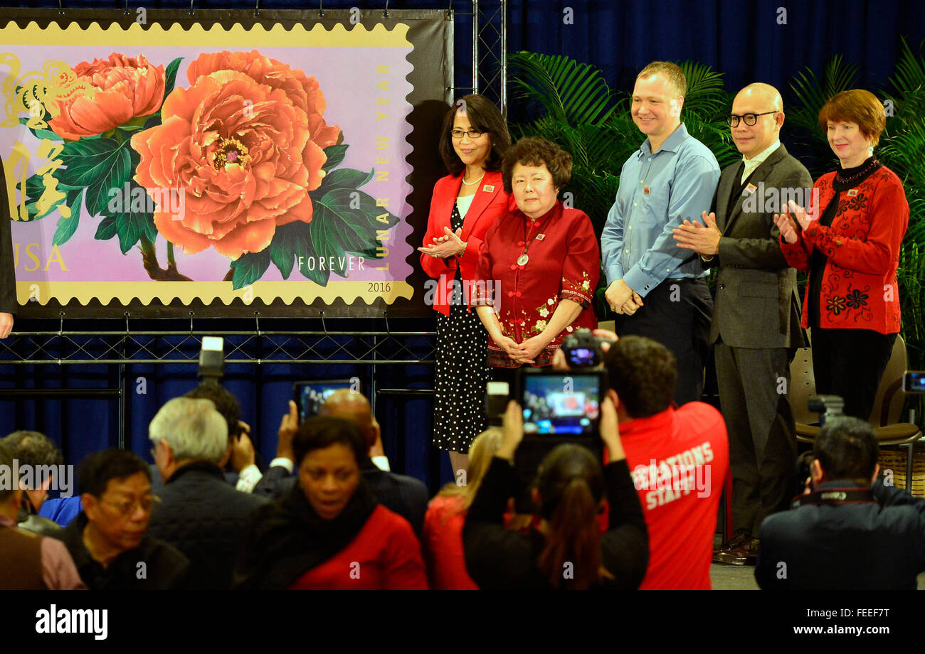 (160205) -- NEW YORK, Feb. 5, 2016 (Xinhua) -- Kam Mak(2nd R) attends ...