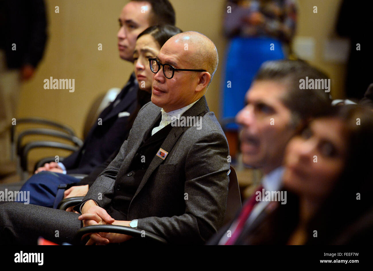 (160205) -- NEW YORK, Feb. 5, 2016 (Xinhua) -- Kam Mak(C) attends the ...