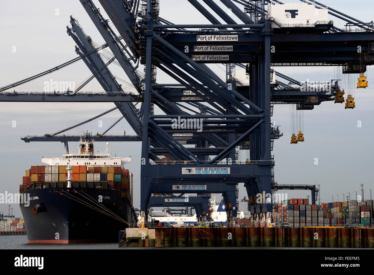 Containerships hi-res stock photography and images - Alamy