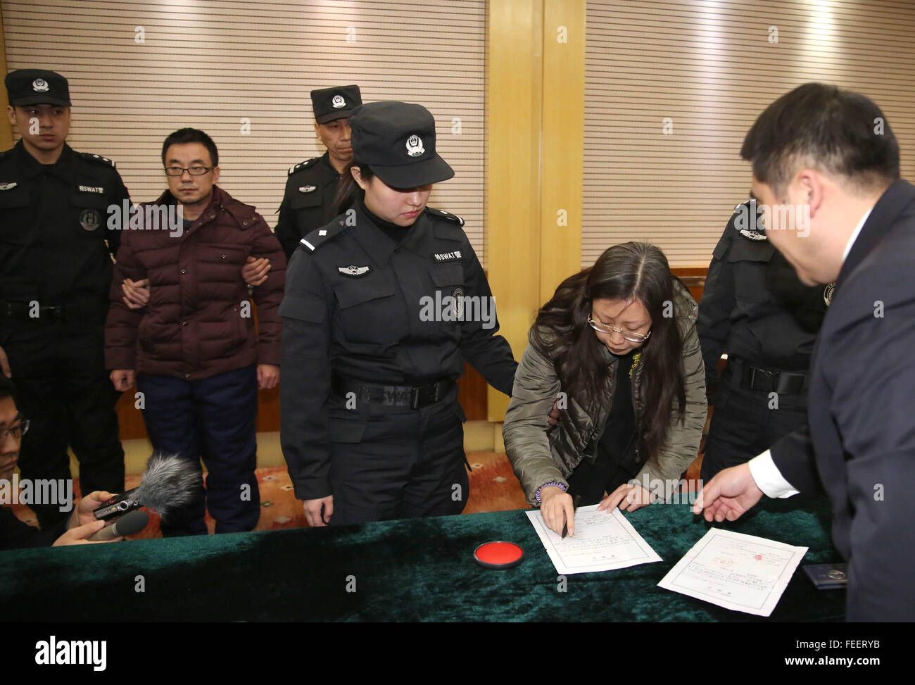 (160206) -- BEIJING, Feb. 6, 2016 (Xinhua) -- Fu Yaobo (back) and Zhang ...